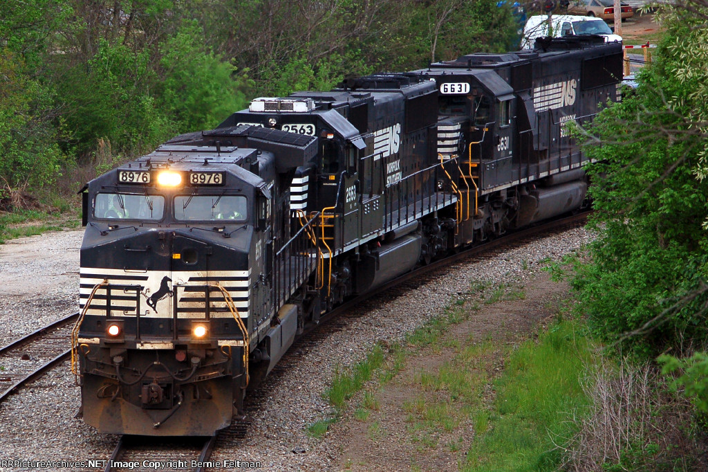 Norfolk Southern C40-9W #8976, SD70 #2563 & SD60 #6631 lead train #135